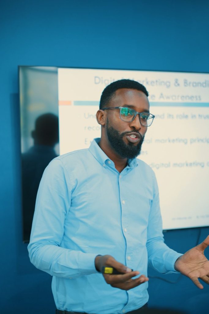 𝐃𝐢𝐠𝐢𝐭𝐚𝐥 𝐌𝐚𝐫𝐤𝐞𝐭𝐢𝐧𝐠 & 𝐁𝐫𝐚𝐧𝐝𝐢𝐧𝐠 𝐒𝐭𝐫𝐚𝐭𝐞𝐠𝐢𝐞𝐬 𝐟𝐨𝐫 𝐂𝐨𝐦𝐦𝐮𝐧𝐢𝐭𝐲 𝐎𝐮𝐭𝐫𝐞𝐚𝐜𝐡 𝐚𝐧𝐝 ...